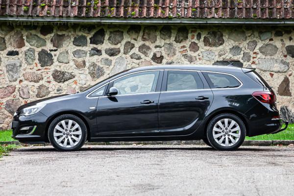 Black Opel Astra 2014 in Tukums, with an engine capacity of 1.60 L and mileage of 216 thousand km for 5695 €, photo 7 on AUTOMOTO.COM.LV