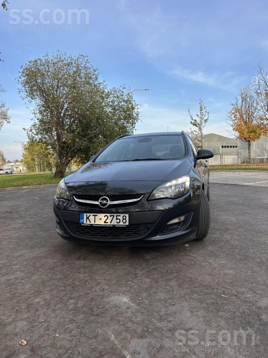 Black Opel Astra 2014 in Cesis, with an engine capacity of 1.70 L and mileage of 371 thousand km for 2950 €, photo 1 on AUTOMOTO.COM.LV