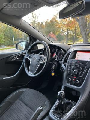 Black Opel Astra 2014 in Cesis, with an engine capacity of 1.70 L and mileage of 371 thousand km for 2950 €, photo 4 on AUTOMOTO.COM.LV