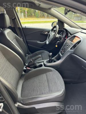 Black Opel Astra 2014 in Cesis, with an engine capacity of 1.70 L and mileage of 371 thousand km for 2950 €, photo 6 on AUTOMOTO.COM.LV