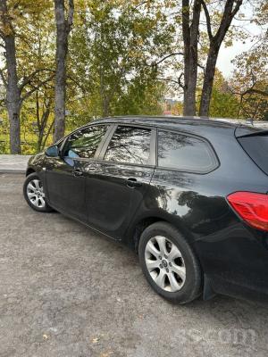 Black Opel Astra 2014 in Cesis, with an engine capacity of 1.70 L and mileage of 371 thousand km for 2950 €, photo 7 on AUTOMOTO.COM.LV