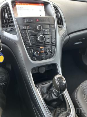 Black Opel Astra 2014 in Cesis, with an engine capacity of 1.70 L and mileage of 371 thousand km for 2950 €, photo 9 on AUTOMOTO.COM.LV
