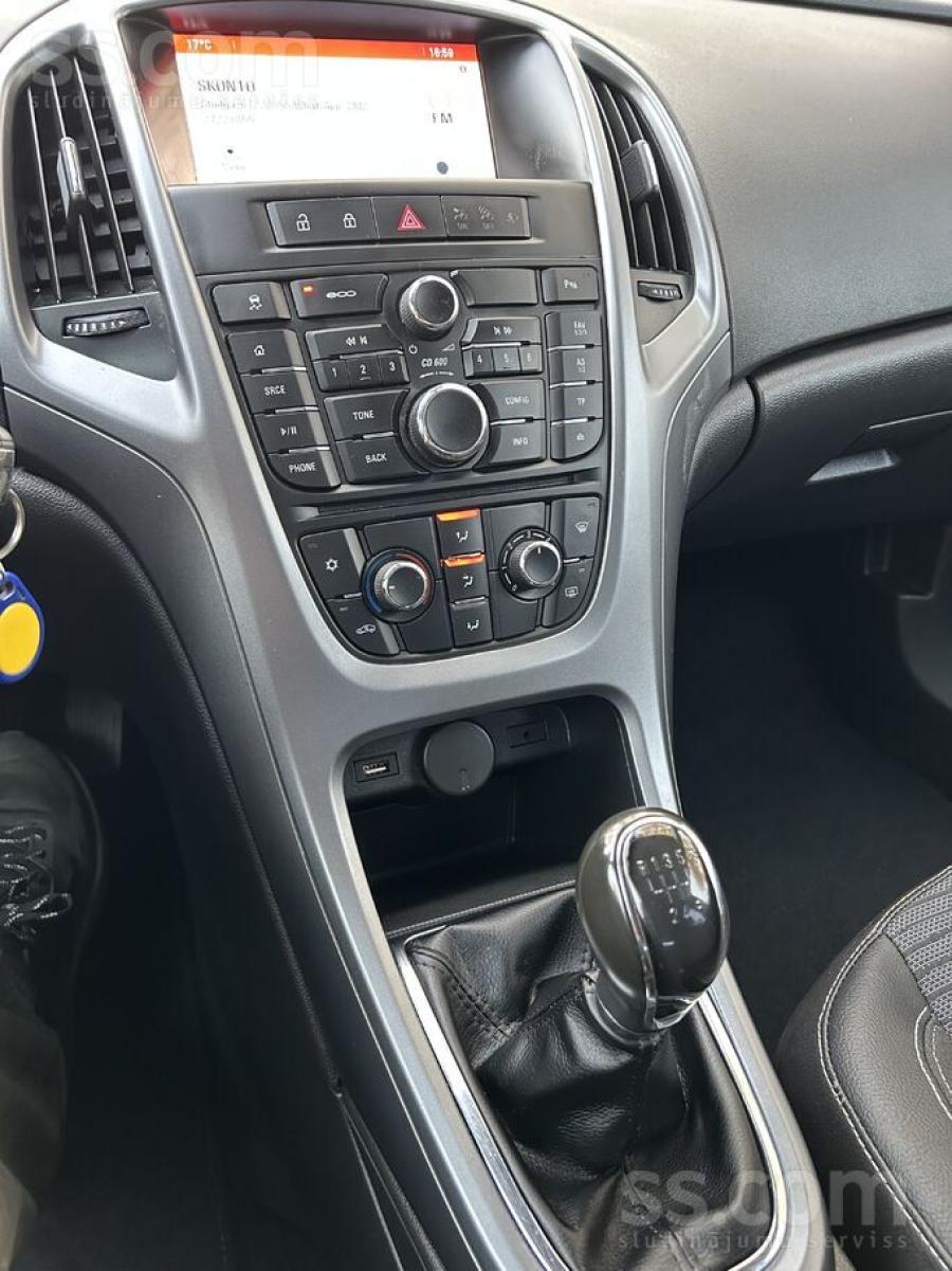 Black Opel Astra 2014 in Cesis, with an engine capacity of 1.70 L and mileage of 371 thousand km for 2950 €, photo 9 on AUTOMOTO.COM.LV