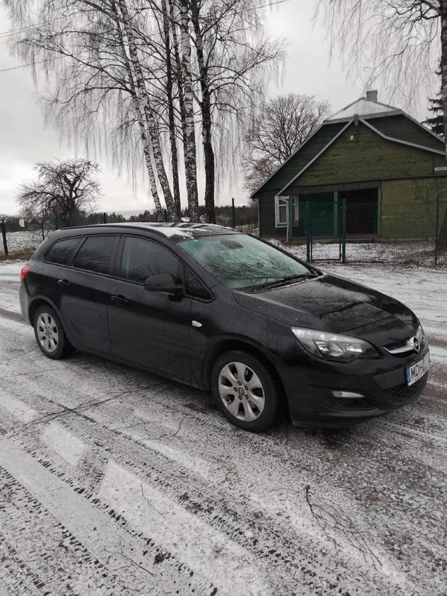 Black Opel Astra 2015 in Vilnius, with an engine capacity of 1.60 L and mileage of 330 thousand km for 4500 €, photo 1 on AUTOMOTO.COM.LV