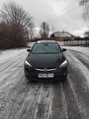 Black Opel Astra 2015 in Vilnius, with an engine capacity of 1.60 L and mileage of 330 thousand km for 4500 €, photo 2 on AUTOMOTO.COM.LV