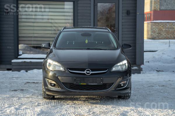 Black Opel Astra 2015 in Liepaja, with an engine capacity of 1.60 L and mileage of 229 thousand km for 5650 €, photo 2 on AUTOMOTO.COM.LV
