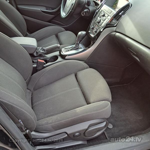 Black Opel Astra 2015 in Tallinn, with an engine capacity of 2.00 L and mileage of 395 thousand km for 3500 €, photo 8 on AUTOMOTO.COM.LV