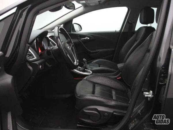 Black Opel Astra 2015 in Vilnius, with an engine capacity of 1.60 L and mileage of 184 thousand km for 6199 €, photo 4 on AUTOMOTO.COM.LV