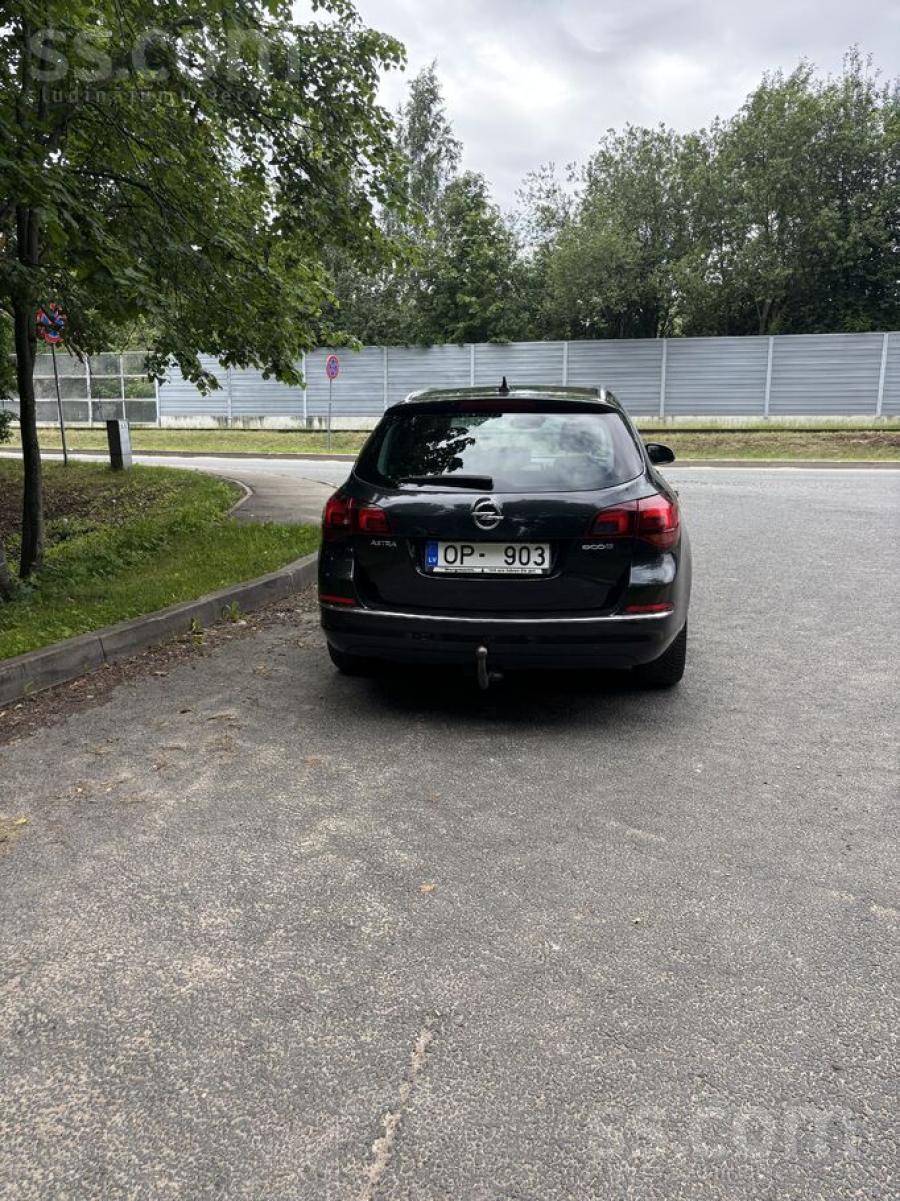 Black Opel Astra 2015 in Riga, with an engine capacity of 1.60 L and mileage of 192 thousand km for 4400 €, photo 7 on AUTOMOTO.COM.LV