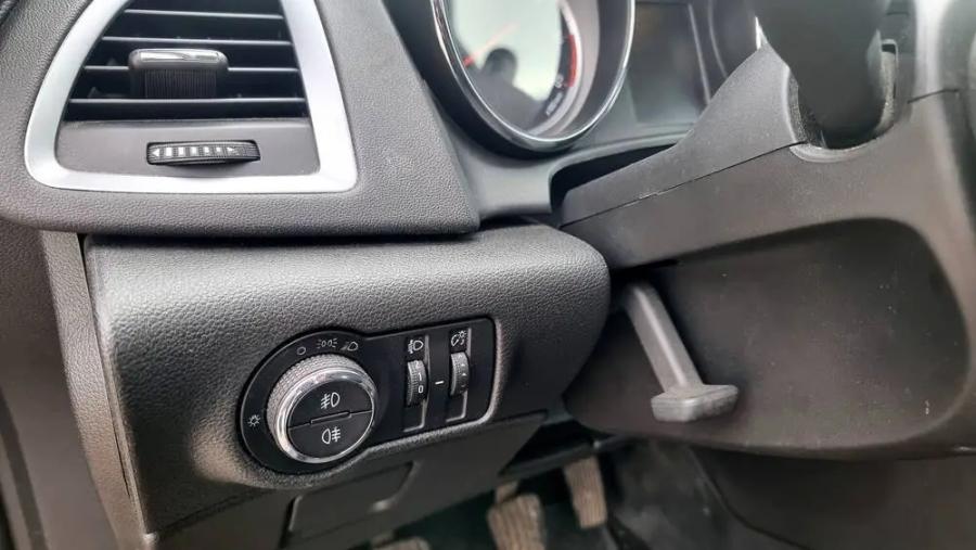 Melns Opel Astra 2015 Cēsis, ar dzinēja tilpumu 1.60 L un nobraukumu 246 tūkst. km par 2900 €, foto 15 vietnē AUTOMOTO.COM.LV