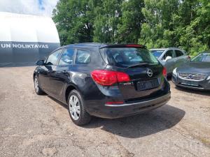 Black Opel Astra 2015 in Cesis, with an engine capacity of 1.60 L and mileage of 189 thousand km for 5600 €, photo 5 on AUTOMOTO.COM.LV