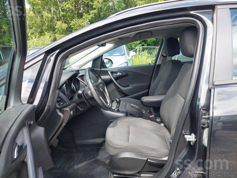 Black Opel Astra 2015 in Cesis, with an engine capacity of 1.60 L and mileage of 189 thousand km for 5600 €, photo 7 on AUTOMOTO.COM.LV