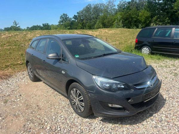 Black Opel Astra 2015 in Marijampole, with an engine capacity of 1.60 L and mileage of 170 thousand km for 2800 €, photo 2 on AUTOMOTO.COM.LV