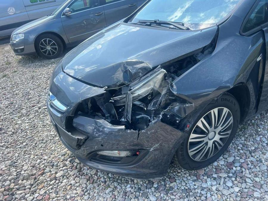 Black Opel Astra 2015 in Marijampole, with an engine capacity of 1.60 L and mileage of 170 thousand km for 2800 €, photo 4 on AUTOMOTO.COM.LV
