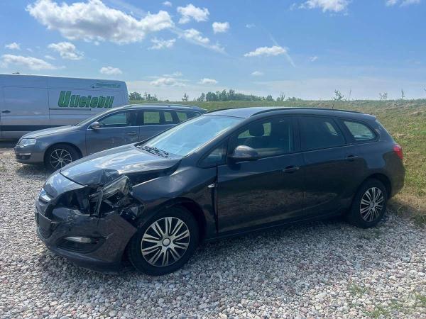 Black Opel Astra 2015 in Marijampole, with an engine capacity of 1.60 L and mileage of 170 thousand km for 2800 €, photo 4 on AUTOMOTO.COM.LV