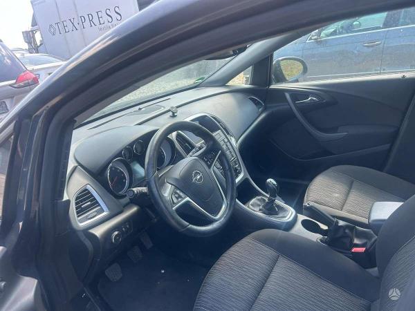 Black Opel Astra 2015 in Marijampole, with an engine capacity of 1.60 L and mileage of 170 thousand km for 2800 €, photo 7 on AUTOMOTO.COM.LV