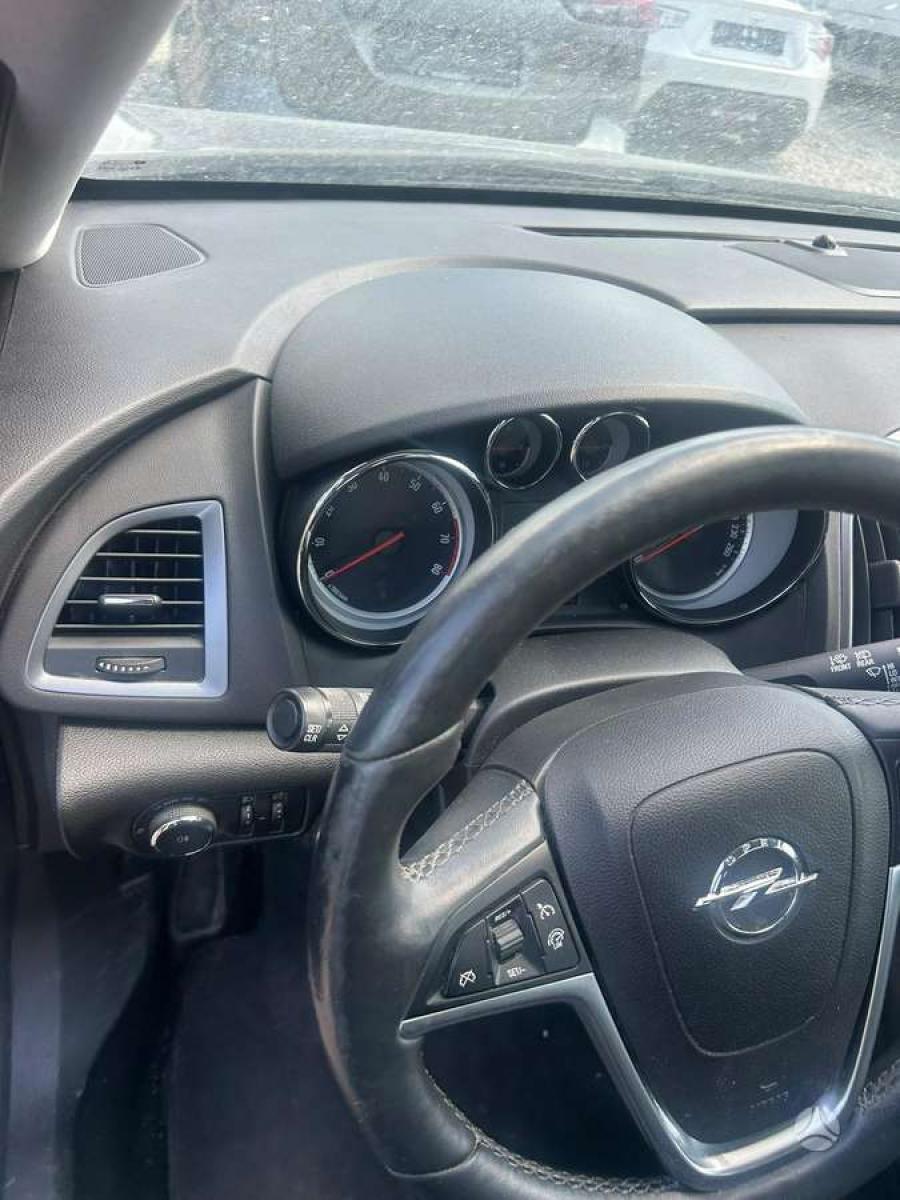 Black Opel Astra 2015 in Marijampole, with an engine capacity of 1.60 L and mileage of 170 thousand km for 2800 €, photo 9 on AUTOMOTO.COM.LV