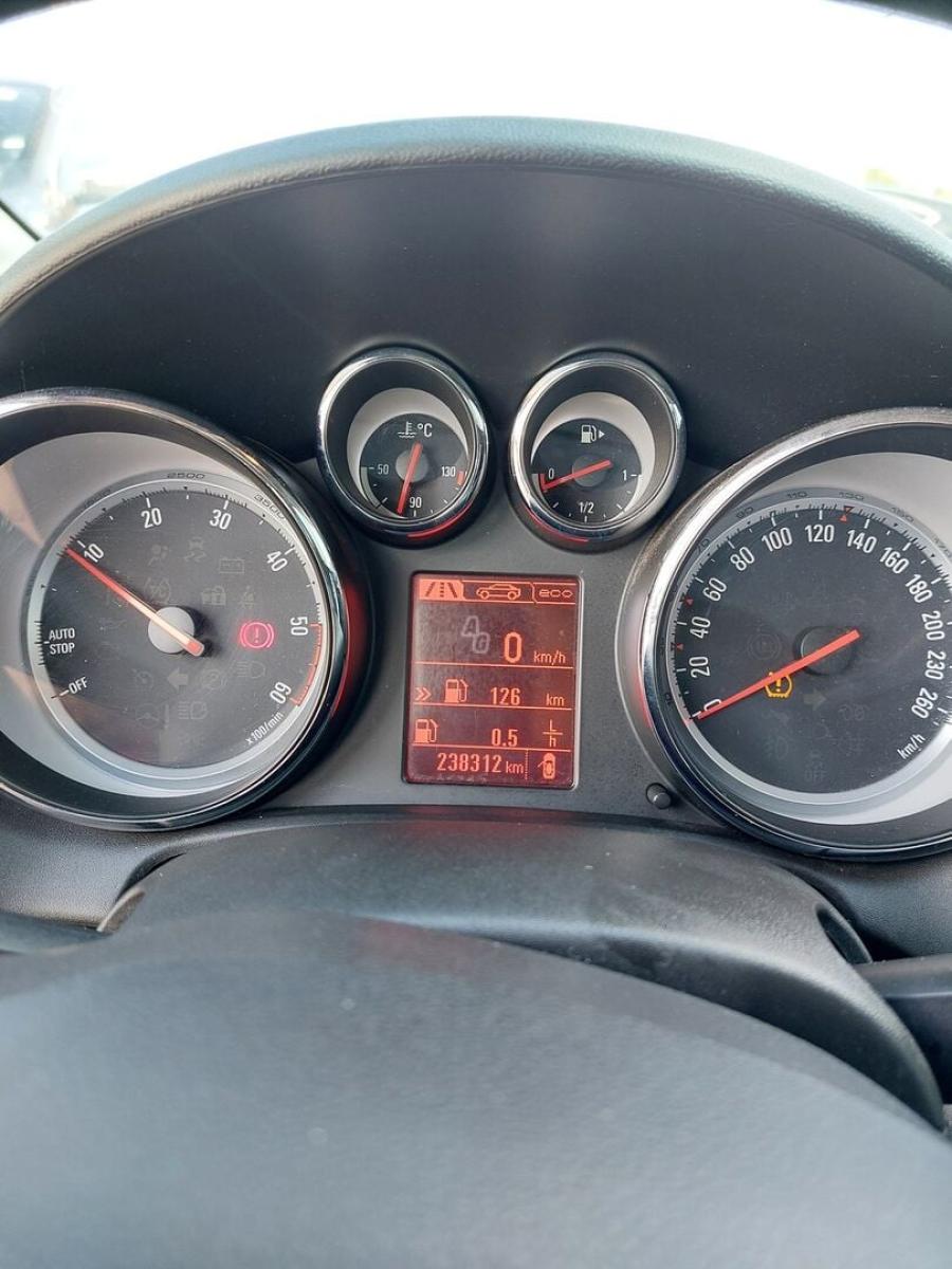 Black Opel Astra 2015 in Panevezys, with an engine capacity of 1.60 L and mileage of 238 thousand km for 3650 €, photo 10 on AUTOMOTO.COM.LV
