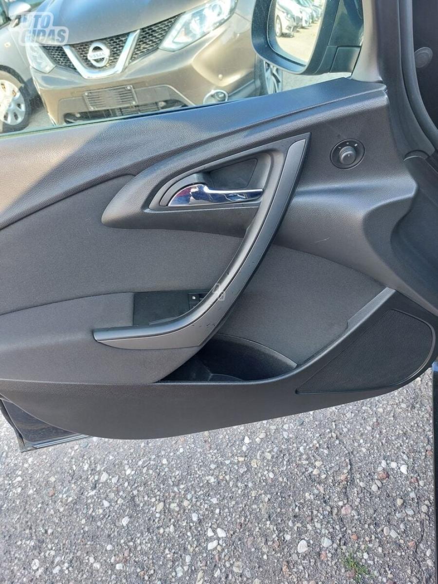 Black Opel Astra 2015 in Panevezys, with an engine capacity of 1.60 L and mileage of 238 thousand km for 3650 €, photo 12 on AUTOMOTO.COM.LV