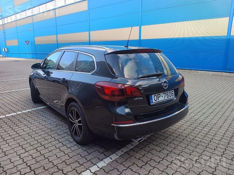 Black Opel Astra 2015 in Riga, with an engine capacity of 2.00 L and mileage of 229 thousand km for 7000 €, photo 4 on AUTOMOTO.COM.LV