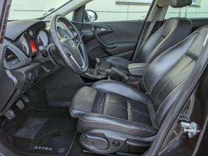Black Opel Astra 2016 in Kretinga, with an engine capacity of 1.60 L and mileage of 260 thousand km for 5450 €, photo 12 on AUTOMOTO.COM.LV
