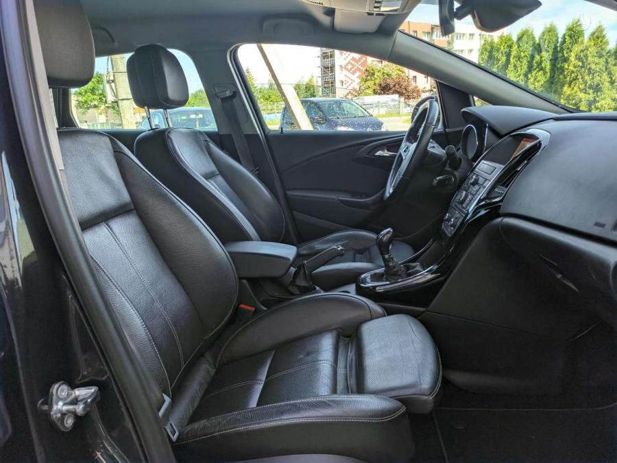 Black Opel Astra 2016 in Kretinga, with an engine capacity of 1.60 L and mileage of 260 thousand km for 5450 €, photo 16 on AUTOMOTO.COM.LV