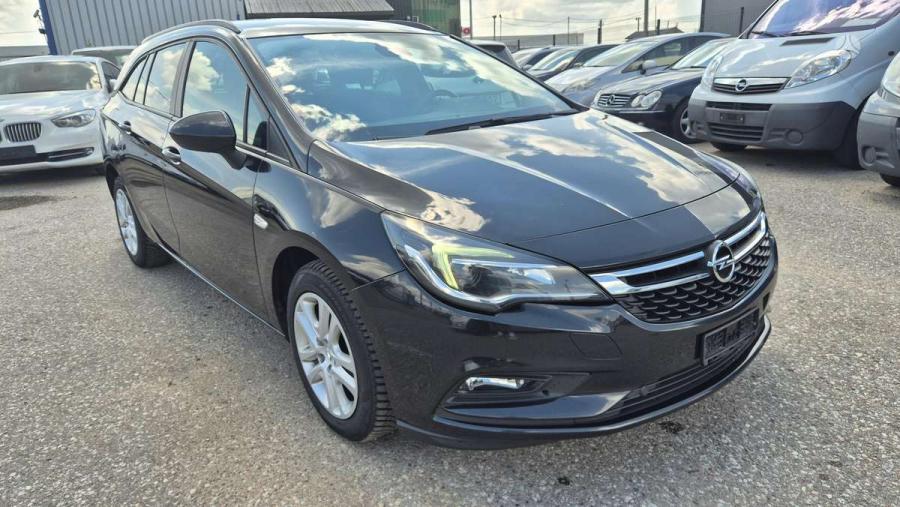 Black Opel Astra 2016 in Kaunas, with an engine capacity of 1.60 L and mileage of 245 thousand km for 4400 €, photo 3 on AUTOMOTO.COM.LV
