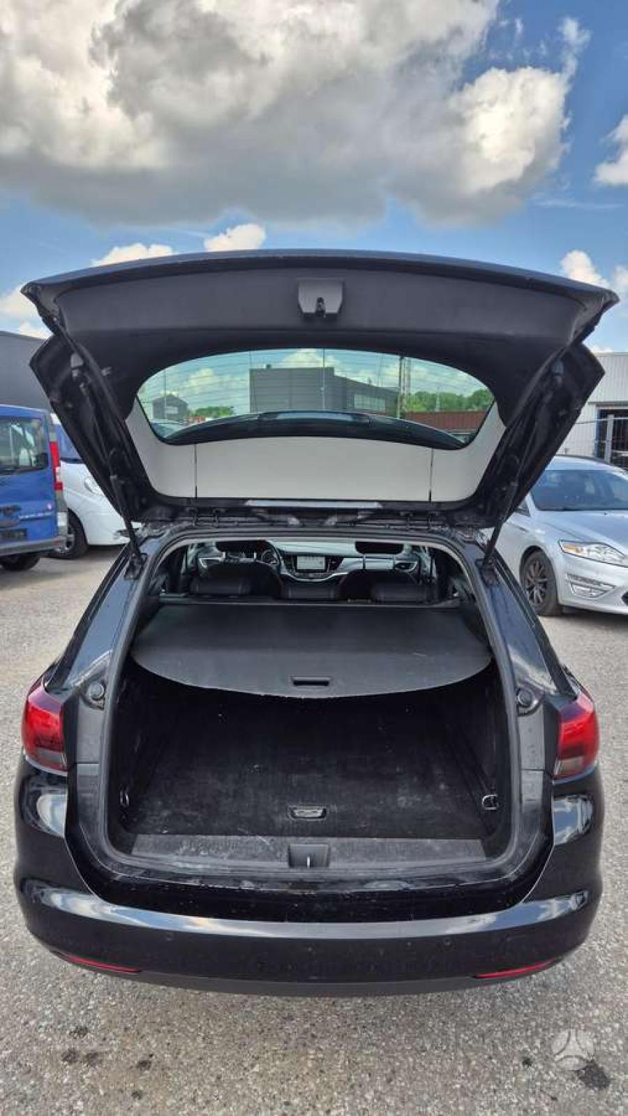 Black Opel Astra 2016 in Kaunas, with an engine capacity of 1.60 L and mileage of 245 thousand km for 4400 €, photo 10 on AUTOMOTO.COM.LV