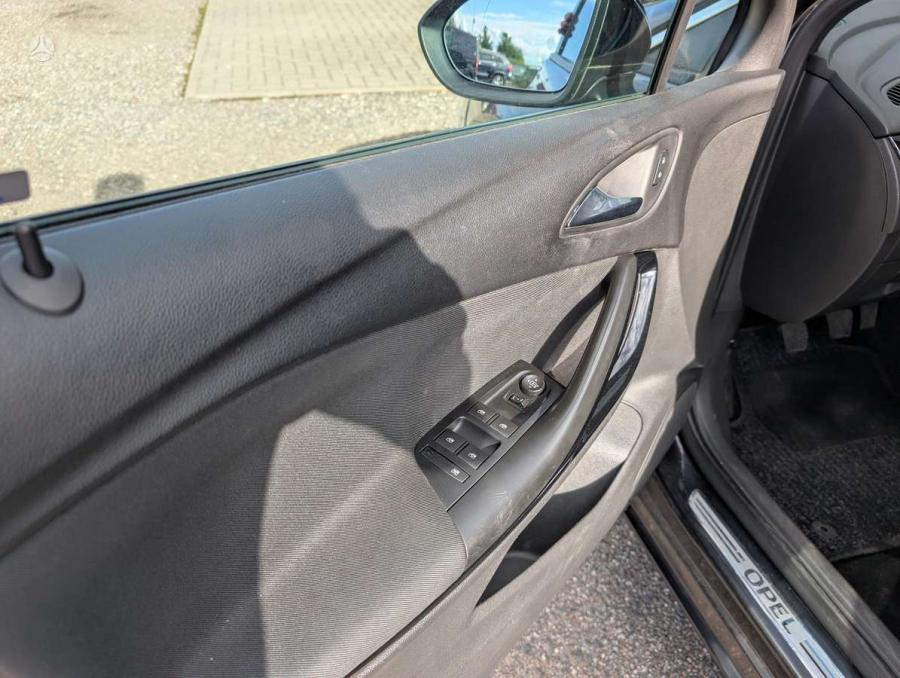 Black Opel Astra 2016 in Marijampole, with an engine capacity of 1.60 L and mileage of 131 thousand km for 5200 €, photo 26 on AUTOMOTO.COM.LV