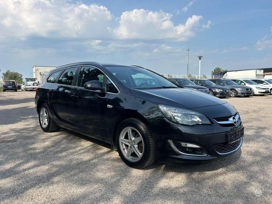 Black Opel Astra 2016 in Marijampole, with an engine capacity of 1.36 L and mileage of 168 thousand km for 5900 €, photo 3 on AUTOMOTO.COM.LV