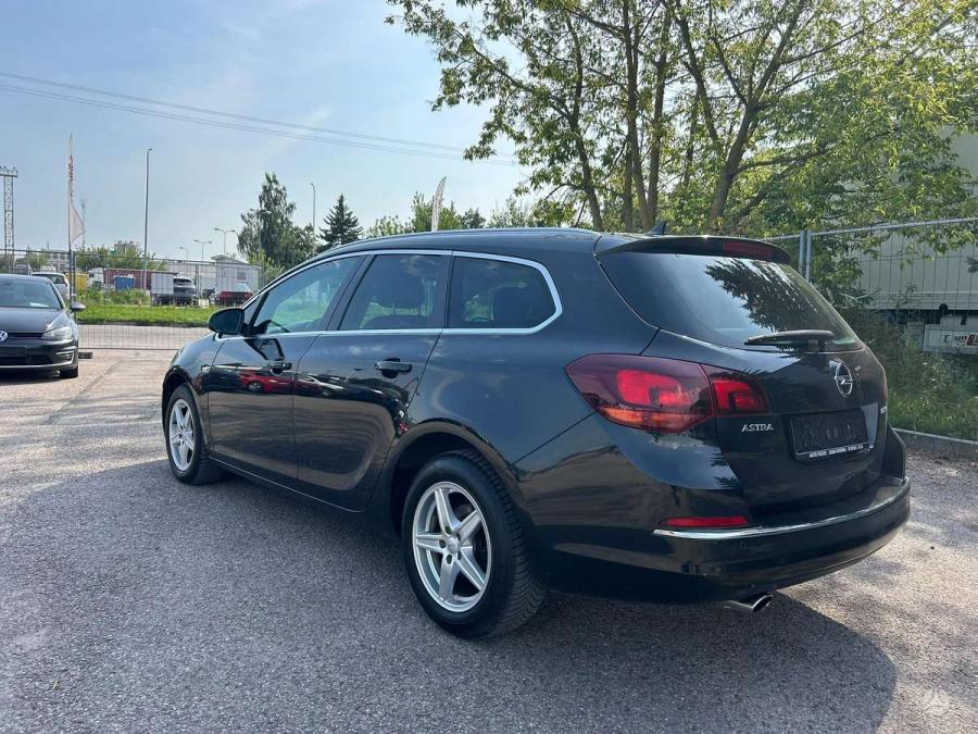 Black Opel Astra 2016 in Marijampole, with an engine capacity of 1.36 L and mileage of 168 thousand km for 5900 €, photo 7 on AUTOMOTO.COM.LV