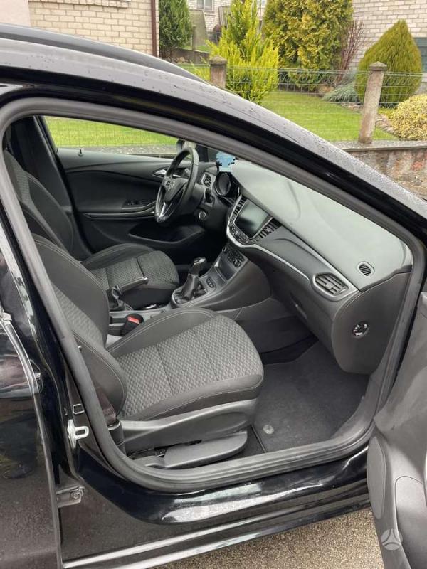 Black Opel Astra 2017 in Raseiniai, with an engine capacity of 1.60 L and mileage of 300 thousand km for 5400 €, photo 11 on AUTOMOTO.COM.LV