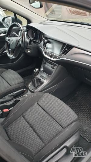 Black Opel Astra 2017 in Vilnius, with an engine capacity of 1.60 L and mileage of 160 thousand km for 7200 €, photo 4 on AUTOMOTO.COM.LV