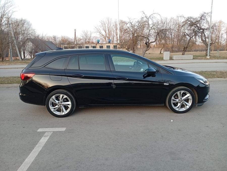 Black Opel Astra 2017 in Vilnius, with an engine capacity of 1.60 L and mileage of 231 thousand km for 5300 €, photo 12 on AUTOMOTO.COM.LV