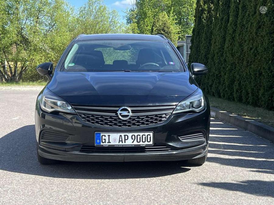 Black Opel Astra 2017 in Kaunas, with an engine capacity of 1.60 L and mileage of 281 thousand km for 5250 €, photo 1 on AUTOMOTO.COM.LV