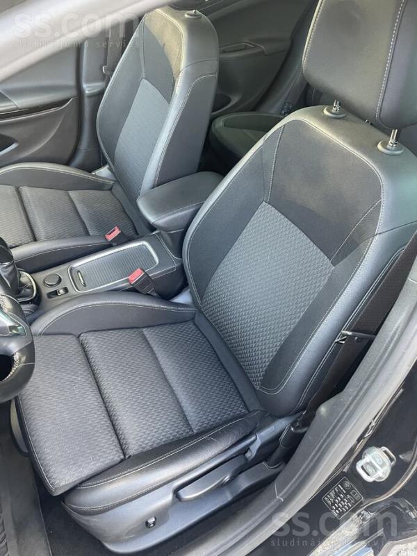 Black Opel Astra 2017 in Cesis, with an engine capacity of 1.60 L and mileage of 270 thousand km for 4500 €, photo 9 on AUTOMOTO.COM.LV