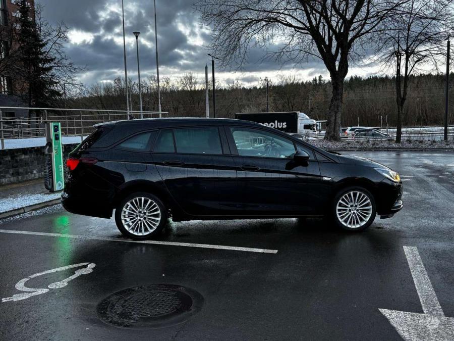 Black Opel Astra 2018 in Vilnius, with an engine capacity of 1.60 L and mileage of 167 thousand km for 7300 €, photo 5 on AUTOMOTO.COM.LV