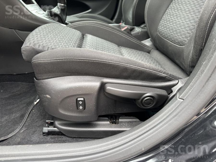 Black Opel Astra 2018 in Ogre, with an engine capacity of 1.60 L and mileage of 179 thousand km for 7550 €, photo 16 on AUTOMOTO.COM.LV