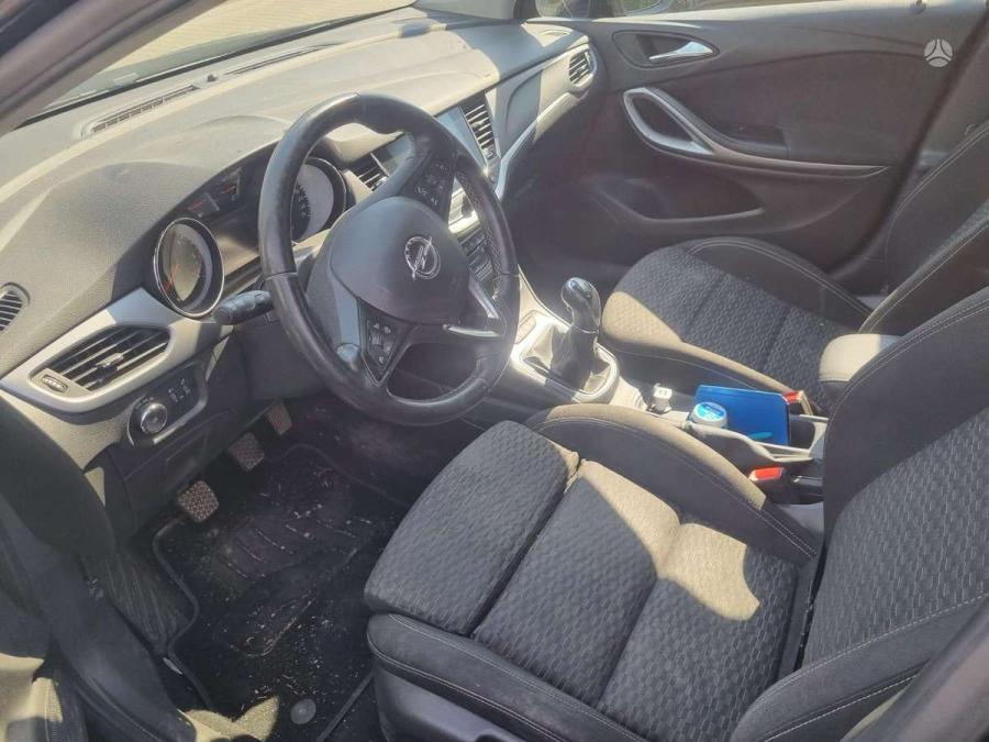 Melns Opel Astra 2018 Panevēža, ar dzinēja tilpumu 1.60 L un nobraukumu 162 tūkst. km par 3600 €, foto 8 vietnē AUTOMOTO.COM.LV