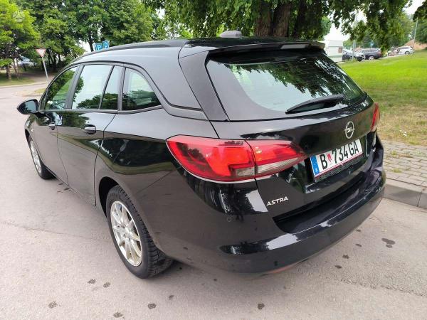 Black Opel Astra 2018 in Taurage, with an engine capacity of 1.60 L and mileage of 200 thousand km for 4400 €, photo 6 on AUTOMOTO.COM.LV