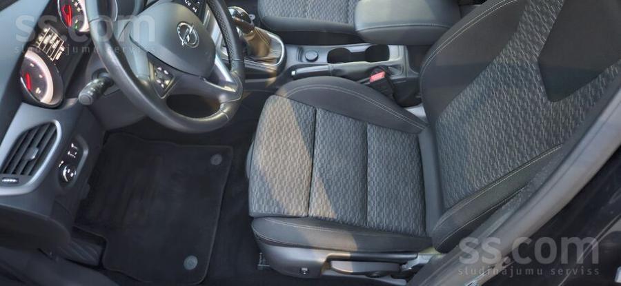 Black Opel Astra 2018 in Riga, with an engine capacity of 1.60 L and mileage of 139 thousand km for 7150 €, photo 8 on AUTOMOTO.COM.LV