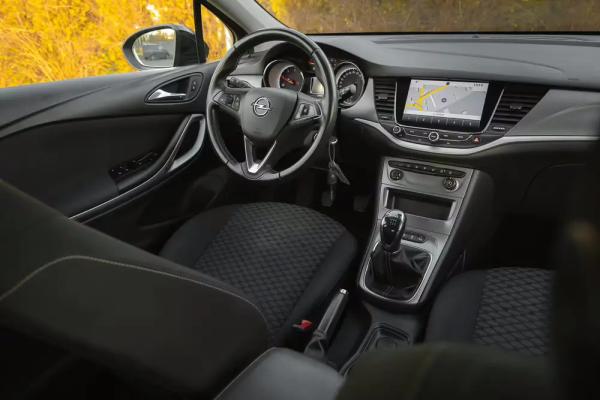 Black Opel Astra 2019 in Jelgava, with an engine capacity of 1.60 L and mileage of 171 thousand km for 8900 €, photo 7 on AUTOMOTO.COM.LV