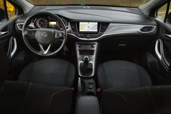 Black Opel Astra 2019 in Jelgava, with an engine capacity of 1.60 L and mileage of 171 thousand km for 8900 €, photo 8 on AUTOMOTO.COM.LV