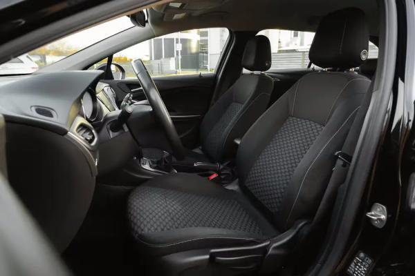 Black Opel Astra 2019 in Jelgava, with an engine capacity of 1.60 L and mileage of 171 thousand km for 8900 €, photo 9 on AUTOMOTO.COM.LV