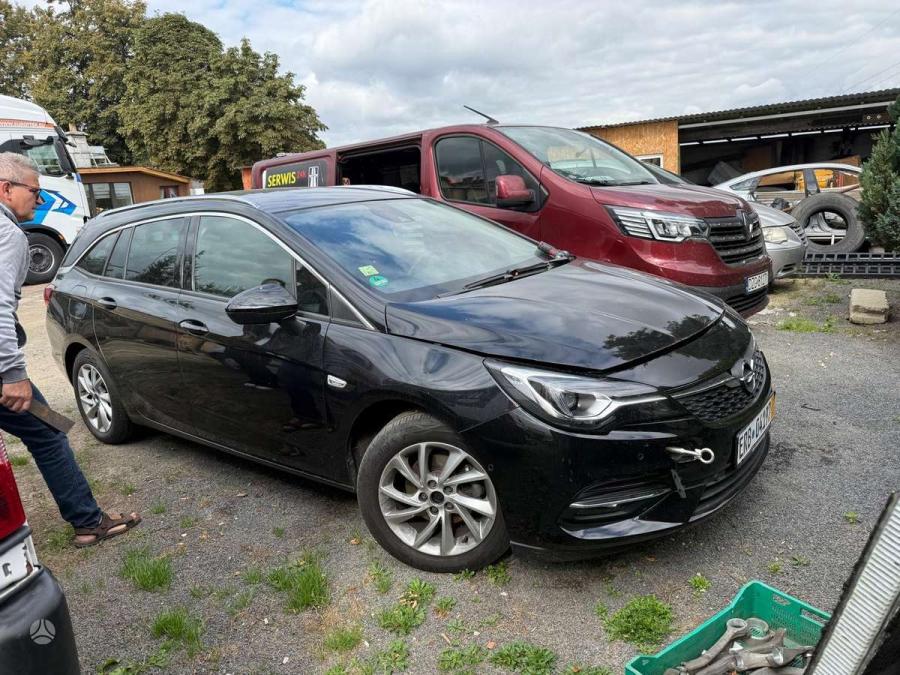 Black Opel Astra 2021 in Kaunas, with an engine capacity of 1.50 L and mileage of 68 thousand km for 4890 €, photo 2 on AUTOMOTO.COM.LV