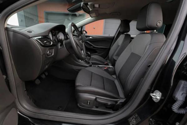 Black Opel Astra 2021 in Jelgava, with an engine capacity of 1.20 L and mileage of 92 thousand km for 8990 €, photo 7 on AUTOMOTO.COM.LV