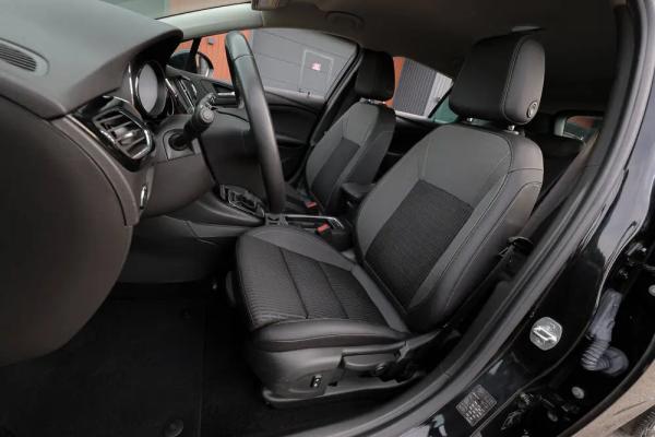 Black Opel Astra 2021 in Jelgava, with an engine capacity of 1.20 L and mileage of 92 thousand km for 8990 €, photo 9 on AUTOMOTO.COM.LV