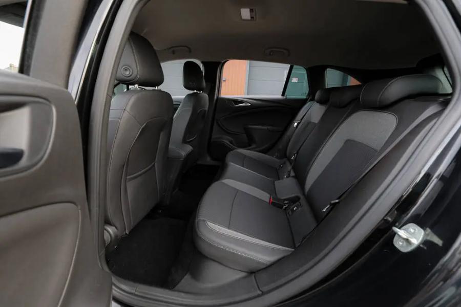 Black Opel Astra 2021 in Jelgava, with an engine capacity of 1.20 L and mileage of 92 thousand km for 8990 €, photo 11 on AUTOMOTO.COM.LV