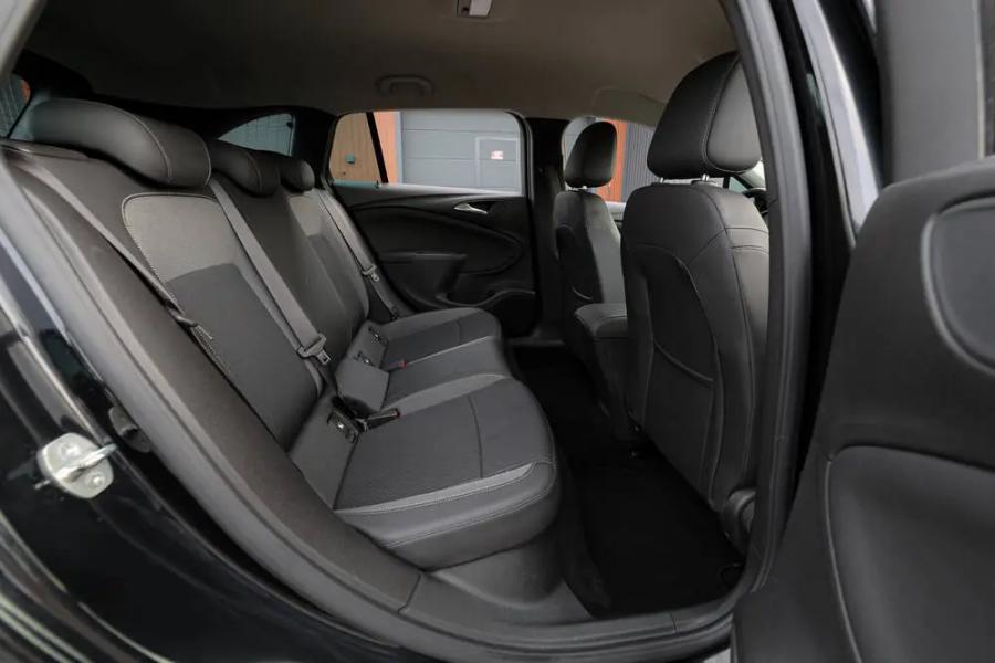 Black Opel Astra 2021 in Jelgava, with an engine capacity of 1.20 L and mileage of 92 thousand km for 8990 €, photo 12 on AUTOMOTO.COM.LV