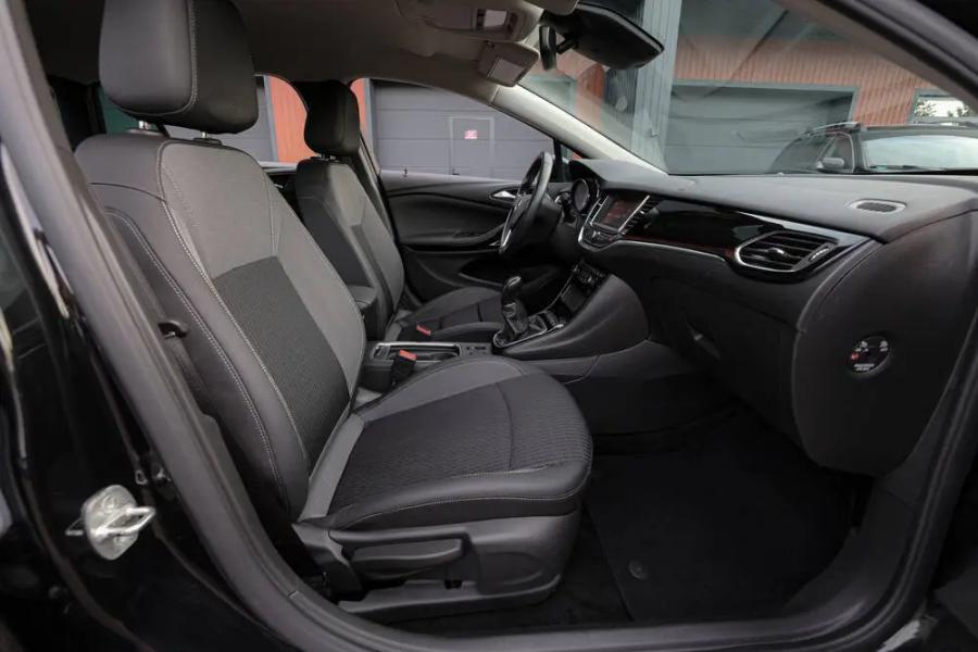 Black Opel Astra 2021 in Jelgava, with an engine capacity of 1.20 L and mileage of 92 thousand km for 8990 €, photo 13 on AUTOMOTO.COM.LV
